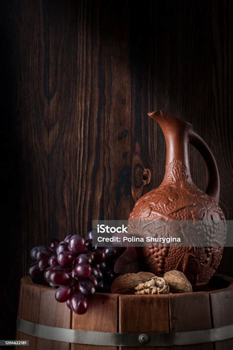 주전자에 오래 된 레드 와인 와인의 전통적인 생산 및 저장 유리 재료에 대한 스톡 사진 및 기타 이미지 유리 재료 포도밭 0명 Istock