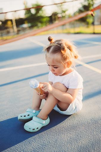 스포츠 코트에서 야외에서 아이스크림을 먹는 사랑스러운 세련된 유아 소녀 2 3 살에 대한 스톡 사진 및 기타 이미지 2 3 살 개념 귀여운 Istock