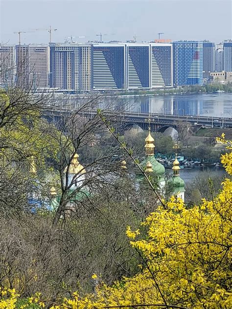 Стіна від нападу здичавілих соцмережі обговорюють ЖК на лівому березі Дніпра Хмарочос