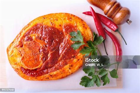 향신료와 함께 원시 돼지고기 햄 파 슬 리 잎 고추 및 향미료 분쇄기 바베 큐 굽고 흰색 배경에 고립에 대 한 준비 0명에 대한 스톡 사진 및 기타 이미지 Istock