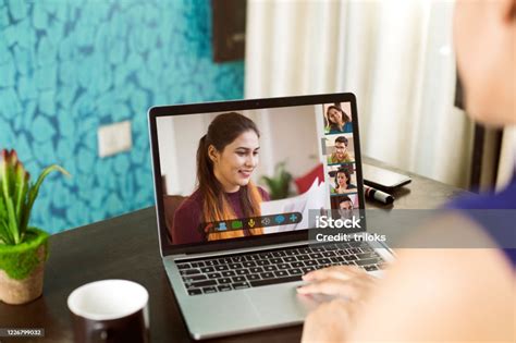 집에서 노트북에 비즈니스 화상 통화 회의에 참석 하는 사업가 화상 통화에 대한 스톡 사진 및 기타 이미지 화상 통화 남자 사업가 멀리 떨어진 Istock