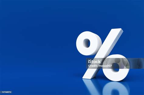 바닥에 흐릿한 반사가 있는 파란색 배경에 흰색 백분율 표시 기호 3d 렌더링 3차원 형태에 대한 스톡 사진 및 기타 이미지 3차원 형태 개체 그룹 고풍스런 Istock