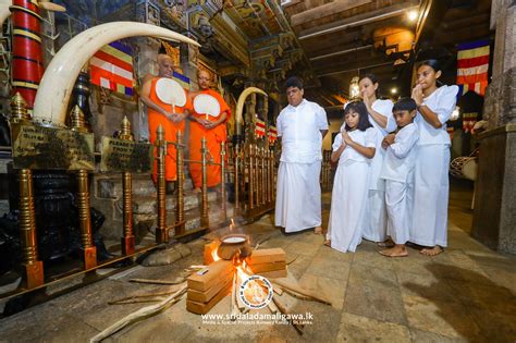 අලුත් අවුරුද්ද උදාවත් සමඟ චිරාගත සම්ප්‍රදායානුකූලව දළදා මැදුරේ කිරි ඉතිරවීම සිදු කෙරිණි Sri