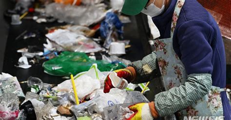 쓰레기 분류하는 노동자