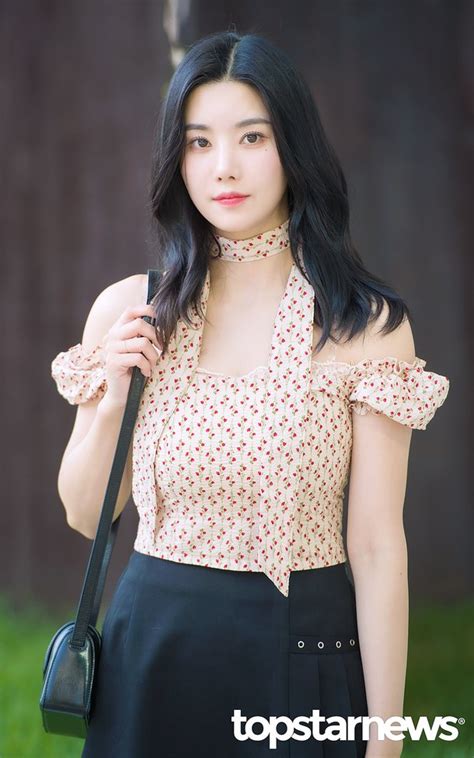 권은비 눈빛 도도한 토끼 권은비의 영스트리트 출근길 [hd포토] 네이트 연예