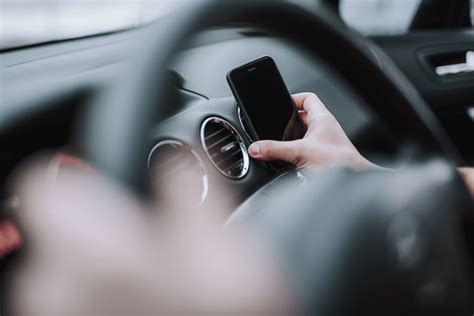 자동차 바퀴에 앉아있는 동안 휴대 전화를 유지 하는 드라이버 운전면허증에 대한 스톡 사진 및 기타 이미지 운전면허증 전화 각도 Istock