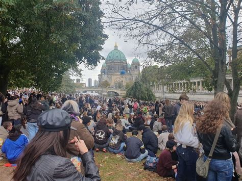 Pudding Mit Gabel Essen Gen Z Feiert Deutschen Tiktok Trend In Berlin