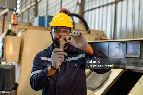 엔지니어 공장 산업은 산업 제조 개념을 위해 자동화 제어 시스템 로봇에 의해 강철 전기를 용접하기 위한 용접 로봇의 안전 유니폼