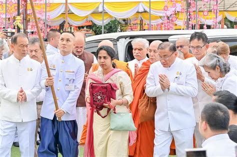 ประชาชนแห่กราบไหว้พระบรมสารีริกธาตุและพระอรหันตธาตุล่วงหน้า