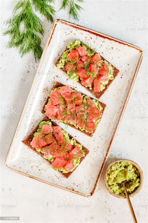 아보카도 호 밀 빵 세라믹 접시에 훈제 연어와 함께 세 토스트 평면도 평 신도 아보카도에 대한 스톡 사진 및 기타 이미지 아보카도 연어 해산물 토스트 Istock