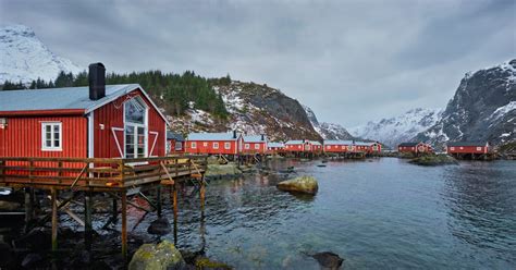 겨울에는 전통적인 붉은 로르부 주택이 있는 누스피요르드 정통 어촌 마을 로포텐 섬 노르웨이 사진 Unsplash의 물 이미지