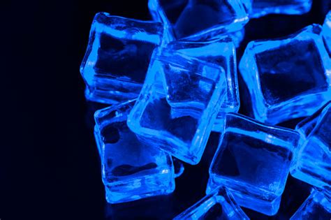 파란색 백라이트와 검은 색 배경에 얼음 큐브 조명 얼음 조각 매크로 수평 사진 네온에 대한 스톡 사진 및 기타 이미지 네온