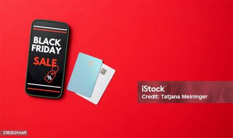 신용 카드와 함께 빨간색 배경에 블랙 프라이데이 온라인 판매를 표시하는 스마트폰 화면의 평면도 0명에 대한 스톡 사진 및 기타 이미지 Istock