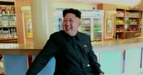 신발 벗은 김정은 발목 이상 없다