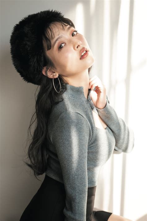 📸 画像：上坂すみれ2nd写真集『すみれのゆめ』（東京ニュース通信社刊）｜上坂すみれ、「健康にもいいよ～！」2nd写真集 重版決定！