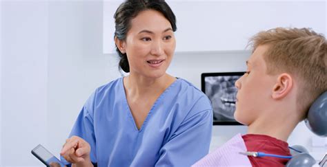 그녀의 젊은 남성 환자와 얘기 하 고 디지털 태블릿을 사용 하 여 X 선 사진을 보여 여성 치과 의사 소년에 대한 스톡 사진 및 기타 이미지 Istock