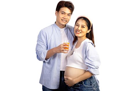 흰색 배경에 행복한 가족 아시아 커플 남편은 임신한 아름다운 아내에게 우유잔을 건네며 포옹한다 뱃속에 있는 아기를 위해 풍부한 칼슘 음식을 마시는 큰 배를 가진 임신 엄마