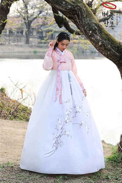 흰색과 분홍색의 조화는 신부한복을 가장 아름답게 만들어주는 배색이에요~ 한국 드레스 전통 드레스 한국 웨딩 드레스