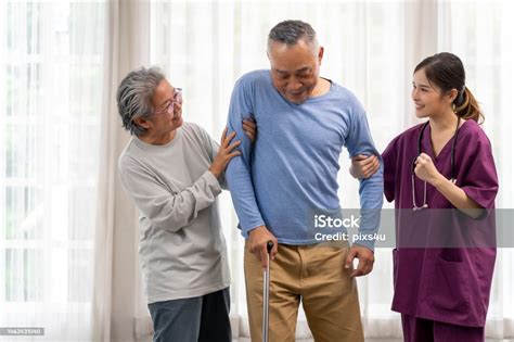 노인은 물리 치료사와 함께 걷는 치료 중 지팡이를 지원으로 사용합니다 3 명에 대한 스톡 사진 및 기타 이미지 3 명 30