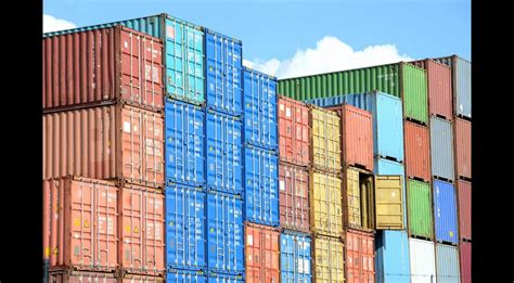 Экономист Смирнов По параллельному импорту в РФ доступны зарубежные смартфоны и одежда