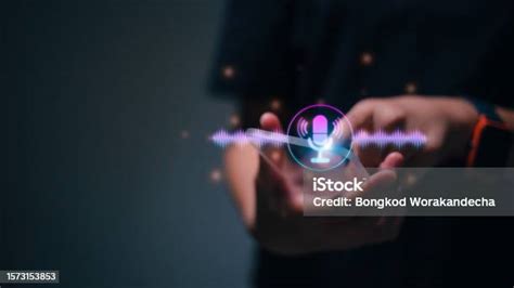 스마트폰에서 마이크 아이콘을 만지는 여성들 모바일 응용 프로그램 소리 오디오 음악 음성 메시지를 녹음합니다 또는 음성을 사용하여 Ai가 인터넷에서 정보를 검색하도록