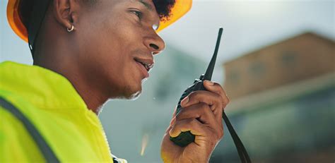 라디오 건설 및 통신 연락 및 유지 보수를 위한 도시의 사람 토목 공학 건축 및 근로자가 계획 건물 인프라 및 부동산 개조를 위해 이야기합니다 25 29세에 대한 스톡 사진