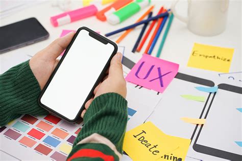 크리에이티브 Ux Ui 디자이너가 작업 책상 공간에서 모바일 화이트 스크린 모형을 들고 손 그래픽 몽타주를위한 흰색 화면 개념에 대한 스톡 사진 및 기타 이미지 Istock