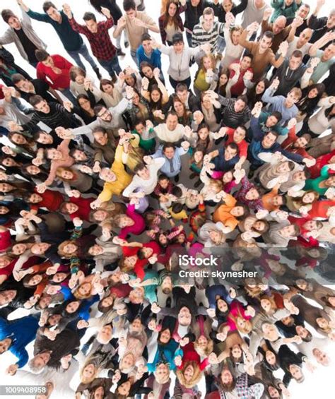 바로 팔을 가진 사람들의 쾌활 한 그룹의 보기 위에 카메라 보고 발생 합니다 단체에 대한 스톡 사진 및 기타 이미지 단체 군중 사람들 Istock