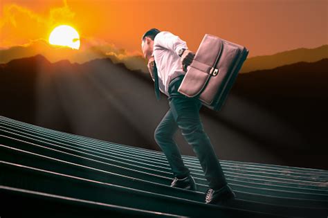 젊은 아시아 사업가 실루엣 산 및 성공의 태양의 빛으로 장애물을 계단에서 실행 되는 갈색 가죽 가방을 들고 가방에 대한 스톡 사진 및 기타 이미지 Istock