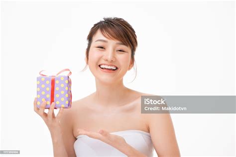 흰색 배경에 고립 된 선물 상자를 들고있는 아름다운 소녀의 초상화 공휴일에 대한 스톡 사진 및 기타 이미지 공휴일 기념일 놀라움 Istock