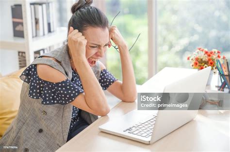 라틴어 비즈니스 여성 느낌 스트레스와 피로 디지털 태블릿 및 스마트폰 을 사용 하 여 집에서 일을 하 고 소셜 네트워크에 문자 메시지 Brand Name Online