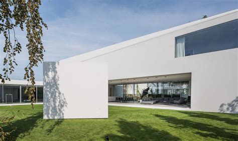 Moving Terrace Follows The Sun At Robert Konieczny S Quadrant House