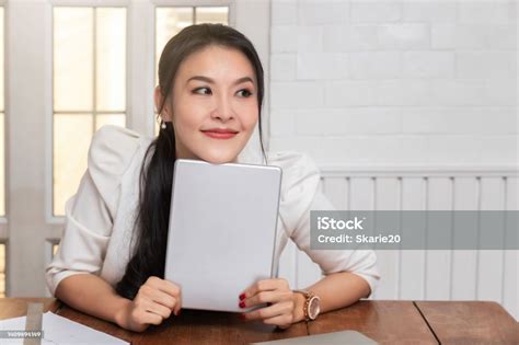 비즈니스 성공적인 개념 태블릿을 들고 아시아 사업가와 그녀는 좋은 분위기로 미소 지었다 25 29세에 대한 스톡 사진 및 기타 이미지 25 29세 가까운 가정 생활