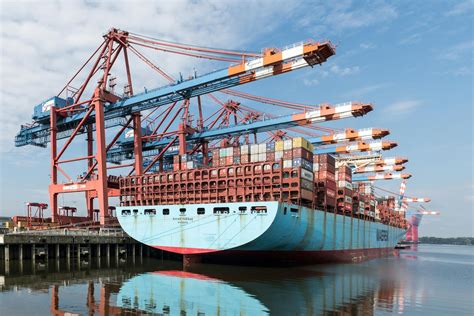 Maersk 강가 공급망 교통 국제 무역 글로벌 물류 기중기 기호 논리학 독일 무역 물 물 반사 바다의 배송 부두 산업의 상업 상업 운송