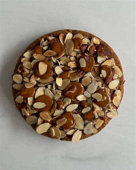 파티세리 송버드 초콜릿 쿠키와 마찬가지로 아몬드 쿠키도 4~6인용으로 출시되었습니다 나눔용 케이크와 쿠키 그리고 선물세트는 네이버 예약을 통해서 희망구매일 전날까지