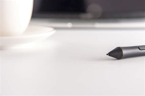 컴퓨터와 커피 컵 흰색 테이블에 그래픽 디자이너 검은 펜 아침에서 열심히 일 하 게 준비 되어가 있다 공란에 대한 스톡 사진 및