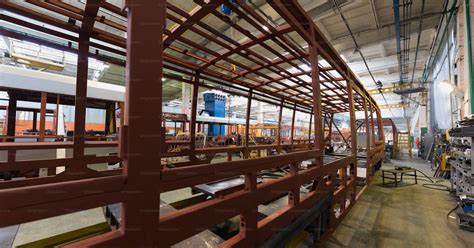 자동차 배경 자동차 조립 라인 용접 팔에 보호 유니폼을 입은 미완성 자동차 노동자와 함께 현대 자동 버스 트롤리 버스 자동차 생산의 하루 작업 일 사진 Unsplash의