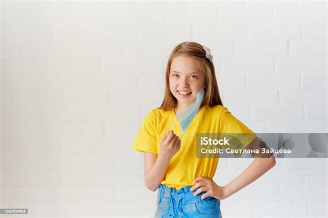 행복한 미소 소녀는 가벼운 배경에 그녀의 성가신 보호 멸균 의료 마스크를 제거합니다 해피 엔딩 코로나 바이러스에 승리 전염병 공범 19 보호 마스크에 대한 스톡 사진 및