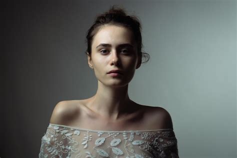 Chica Guapa Con Hombros Desnudos Foto Premium