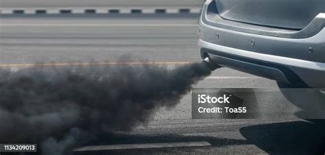 도로에서 디젤 차량 배기 파이프에서 도시의 대기오염 위기 차에 대한 스톡 사진 및 기타 이미지 차 배기관 연기 물리적 구조 Istock