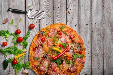 테이블에는 견 갑 골과 피자를 만든 갓 소박한 배경에 피자입니다 구운된 치즈와 매운 고추 피자입니다 건강한 생활방식에 대한 스톡 사진 및 기타 이미지 Istock