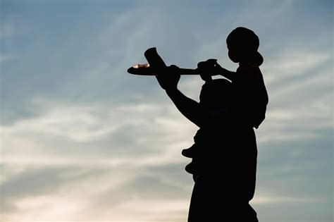 아버지와 아들은 해질녘에 장난감 비행기를 발사합니다 하늘을 배경으로 하는 사람들의 실루엣 친절한 가족과 아버지의 날의 개념 항공 투어 여행 비행 및 휴가를 떠나십시오 2 3