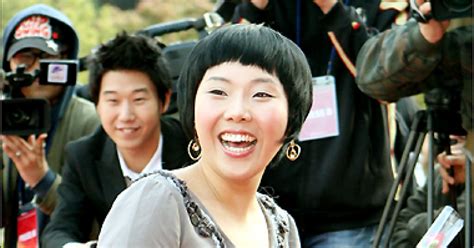 Md포토 신봉선 빨간 장미를 든 레드 카펫의 여인백상