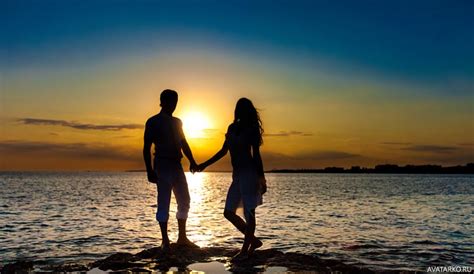Силуэт парня и девушки которые держатся за руки на фоне солнца и моря — Картинки и авы