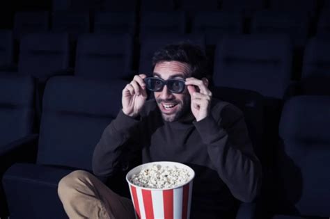 Создать мем ест попкорн попкорн очки кино попкорн Картинки Meme