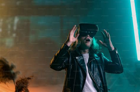 메타버스 디지털 사이버 월드 기술 증강 현실 게임을 하는 가상 현실 Vr 고글을 쓴 남자 미래 지향적인 라이프스타일 사진