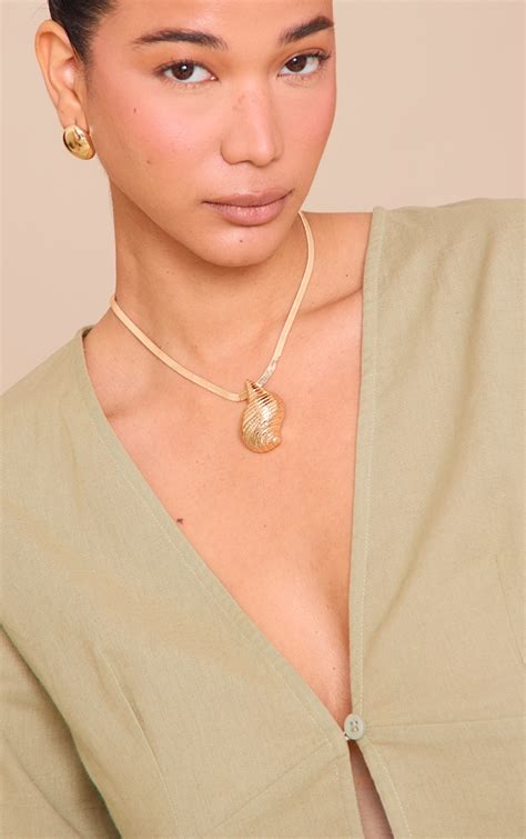 Gold Textured Shell Pendant Necklace Accessories Plt