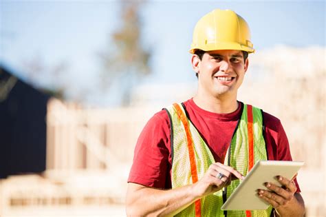 공사장 인부 중간관리자 Inspects 작업 미흡함 디지털 타블렛을 잡고 있습니다 공사장 인부에 대한 스톡 사진 및 기타 이미지 공사장 인부 행복 20 29세