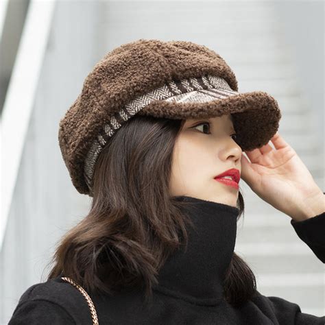 Badu Bg Дамска пухена шапка с козирка в кафяв и бежов цвят Badu Bg