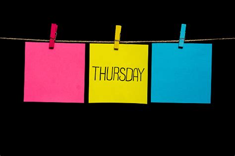 공간에 복사 합니다 검은 배경에 스티커입니다 목요일입니다 노란색 분홍색 및 푸른 밧줄 Clothespins에 부착 된 종이의